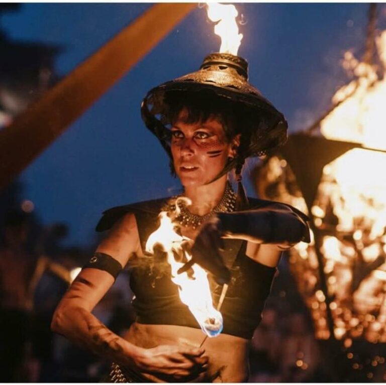 CLAUDIA LOCATELLI aka «Chloé Firefly» – Cie Cirkulez